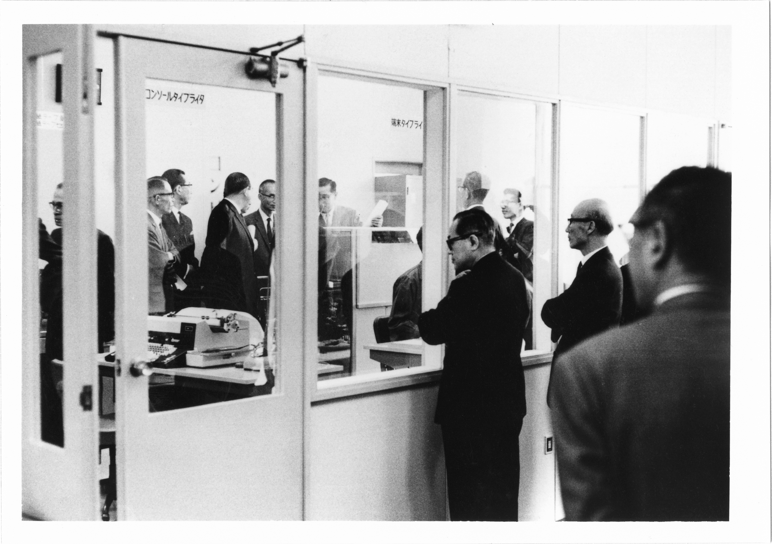 【日綿實業・ニチメン】「HITAC-8210」を導入した名古屋支社コンピューター・ルーム（1969年） │ 画像・資料でみる歴史 │ 双日歴史館